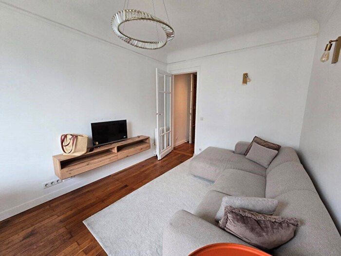 Appartement à louer - Saint Philippe du Roule, Paris ème arrondissement - 2 pièces - 1 chambre