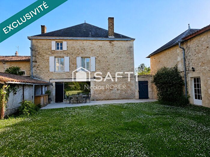 Maison 13 pièces à Celles-sur-Belle, à vendre