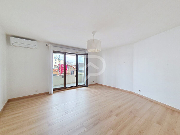 Appartement à vendre - Issy-les-Moulineaux, Les Epinettes, Le Fort, Les Hauts dIssy - 3 pièces - 2 chambres