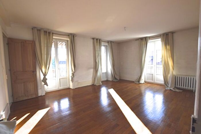 Appartement à louer - Montbéliard, Faubourg, Mont-Chevis, Chiffogne, Citadelle - 7 pièces - 3 chambres