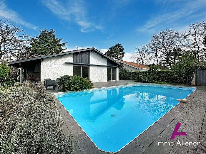 Maison à vendre - Mérignac - 6 pièces - 5 chambres