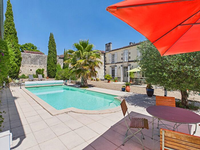 Neuvicq-le-Château : Maison 12 pièces à vendre