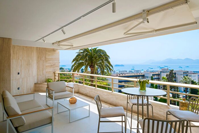 Appartement 4 pièces à vendre - Cannes, Californie Pezou