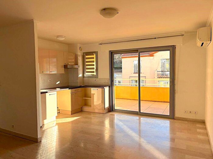 Appartement à louer - Village-Le Val-Cabrieres, Mougins - 2 pièces - 1 chambre