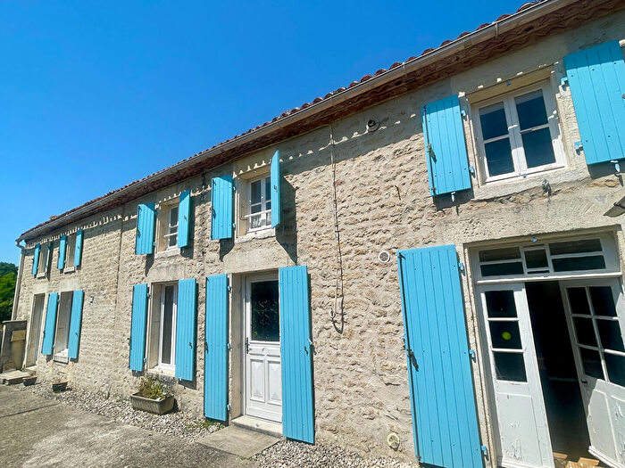 Maison 7 pièces à Loulay, à vendre