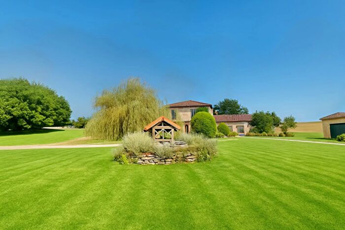 Maison à vendre - Civray - 14 pièces - 9 chambres