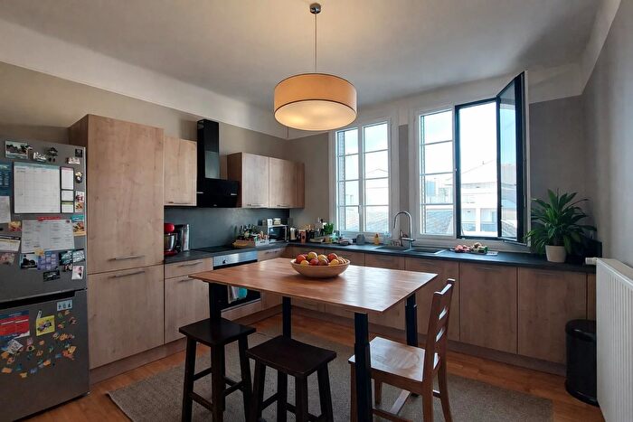 Maison à vendre - Saint-Cyr-sur-Loire, Maisons Blanches - 8 pièces - 6 chambres