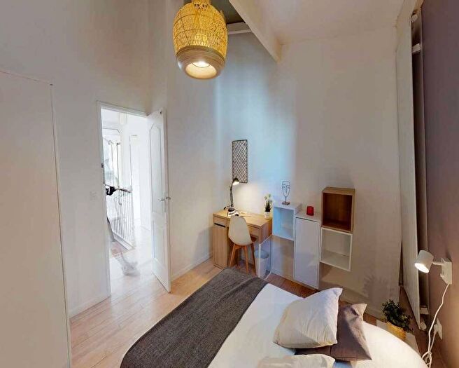 Appartement à louer - Garches - 8 pièces - 10 chambres