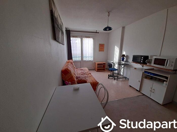 Appartement à louer - Tonkin-Pesque-Saint Julien, Lons - 1 pièce