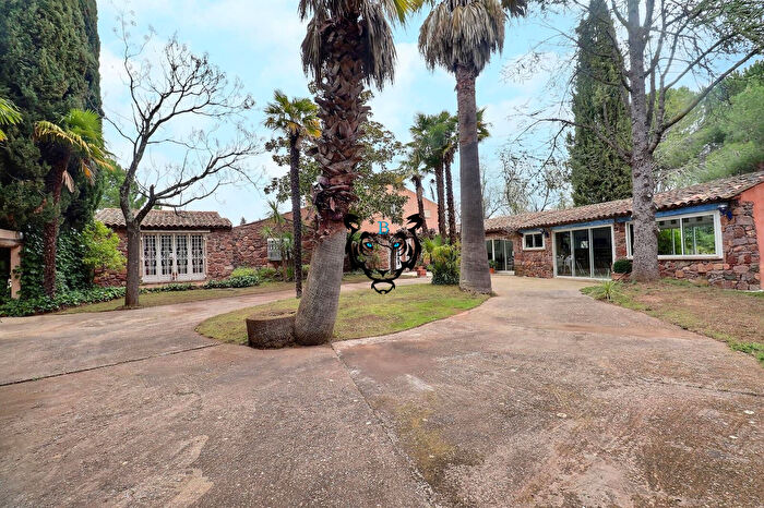 Maison à vendre - Roquebrune-sur-Argens, La Bouverie - 8 pièces - 4 chambres