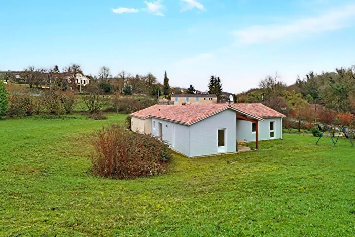 Maison à vendre - Vaux-Rouillac - 5 pièces - 3 chambres