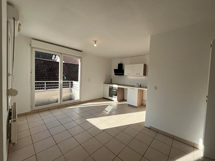 Appartement à louer - Bourgoin-Jallieu, Centre-ville, Pont Saint-Michel - 4 pièces - 3 chambres