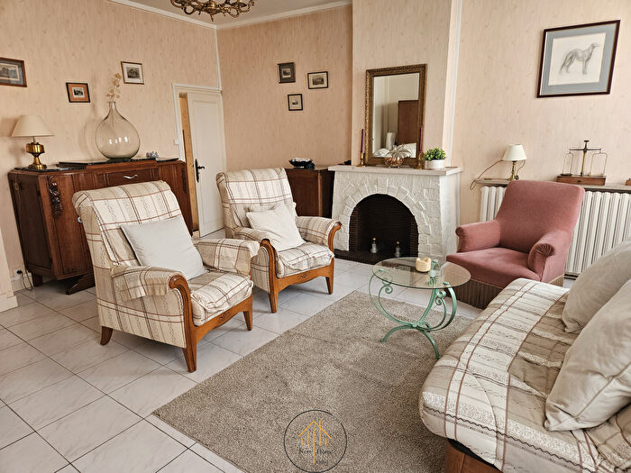 Maison à vendre - La Rochefoucauld - 9 pièces - 6 chambres