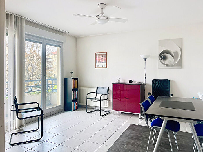 Appartement à vendre - Décines-Charpieu, Centre-ville - 2 pièces - 1 chambre