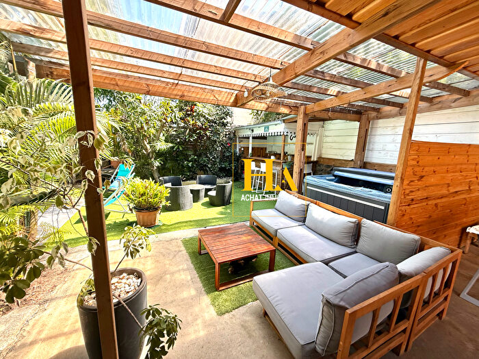 Maison à vendre - Saint-Pierre, Terre Sainte, Université - 7 pièces - 5 chambres