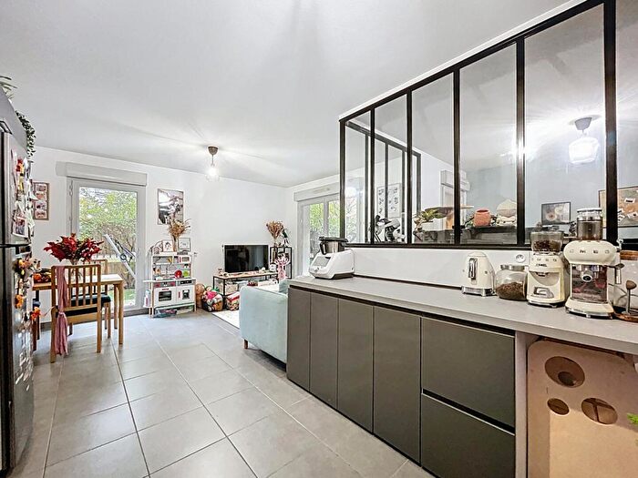 Appartement à vendre - Pierre-Bénite - 4 pièces - 2 chambres