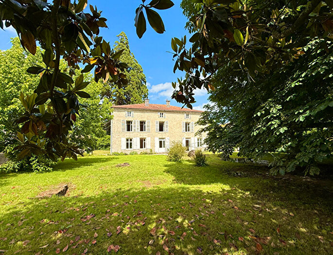 Périgné : Maison 12 pièces à vendre
