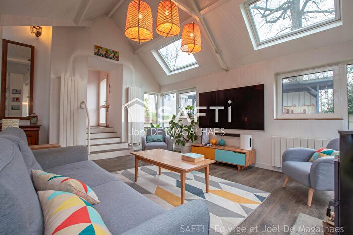 Maison à vendre - Le Mesnil-Saint-Denis - 7 pièces - 5 chambres