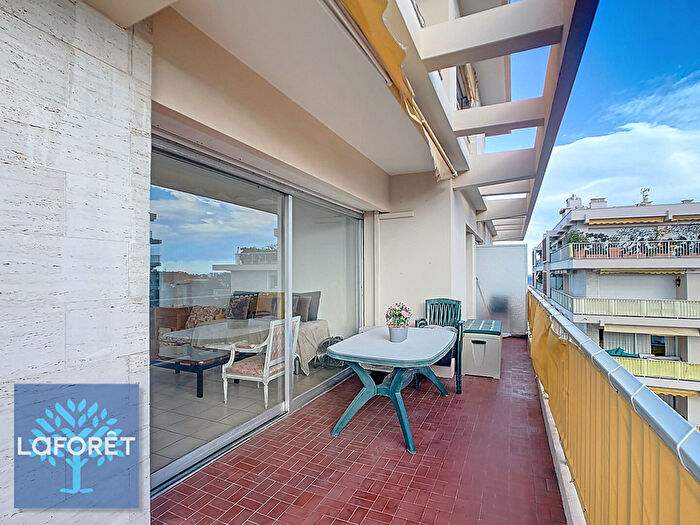 Appartement à vendre - Antibes, Antibes-les-Pins, Trianon, Le Fournel, Peyregoue - 2 pièces - 1 chambre