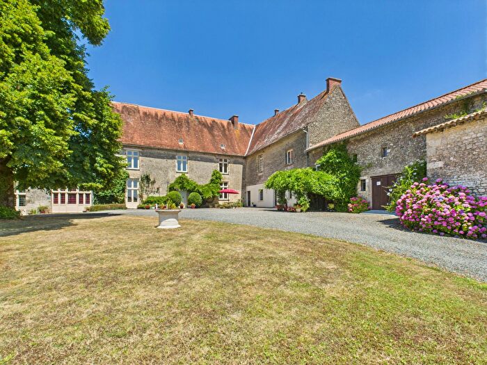 Maison à vendre - Saint-Hilaire-des-Loges - 13 pièces - 7 chambres