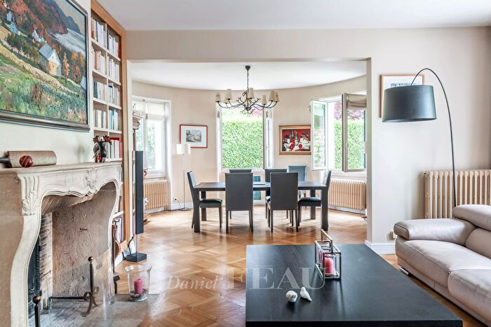 Maison 11 pièces à vendre à Saint-Germain-en-Laye, Centre-ville, Quartiers forestiers