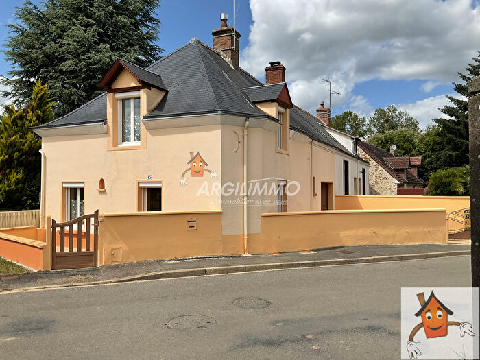 Saint-Michel-de-Chavaignes : Maison 3 pièces à louer