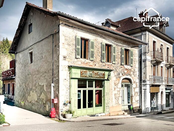 Maison à vendre - Saint-Geoire-en-Valdaine - 8 pièces - 4 chambres