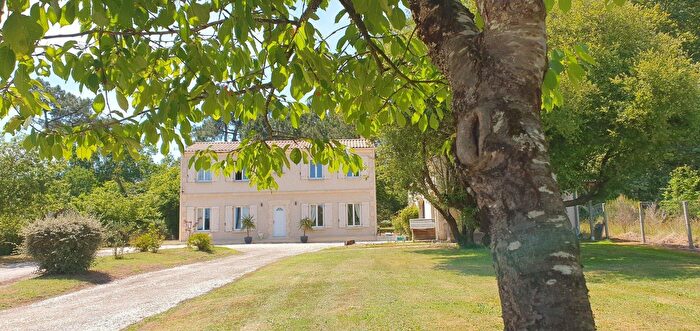 Maison à vendre - Montlieu-la-Garde - 6 pièces - 4 chambres