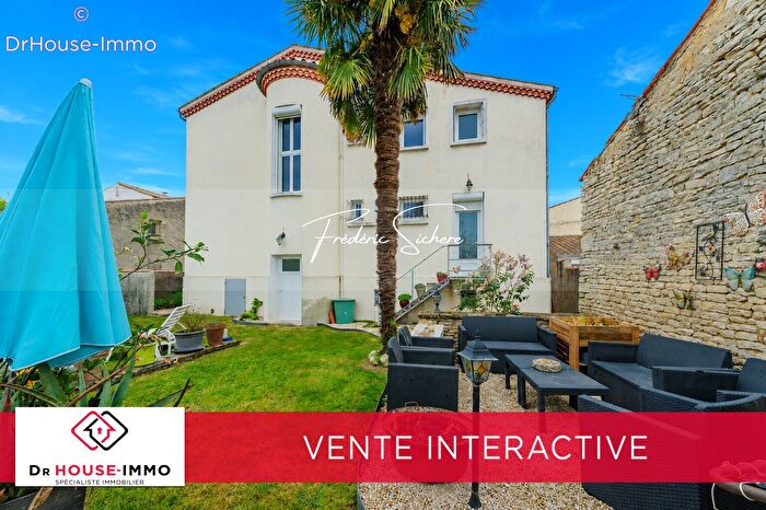 Courçon : Maison 9 pièces à vendre