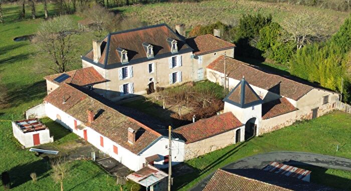 Maison à vendre - Confolens - 13 pièces - 6 chambres