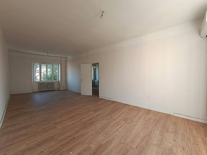 Appartement à louer - Roquemaure - 4 pièces - 3 chambres