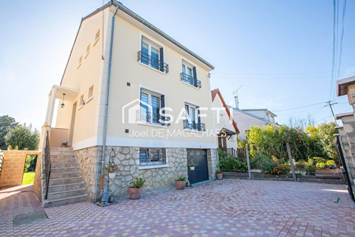 Maison à vendre - Le Mesnil-Saint-Denis - 5 pièces - 5 chambres