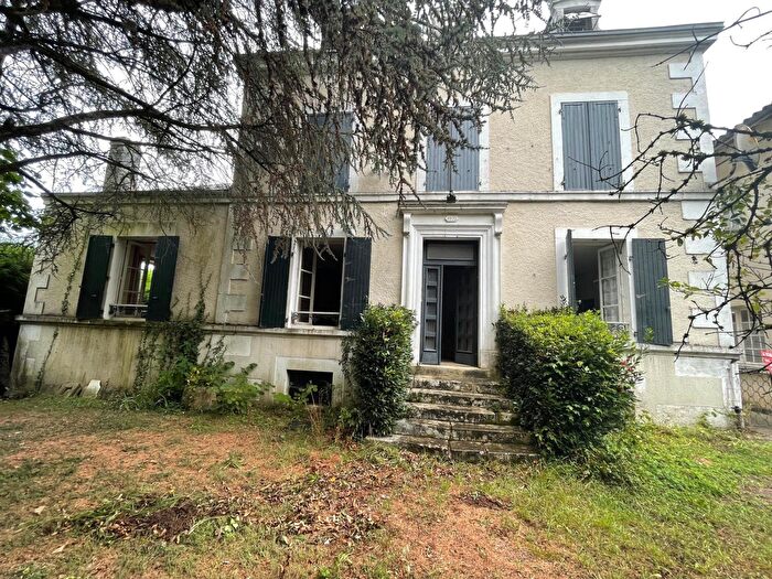 Maison à vendre - Javerlhac-et-la-Chapelle-Saint-Robert - 7 pièces - 5 chambres