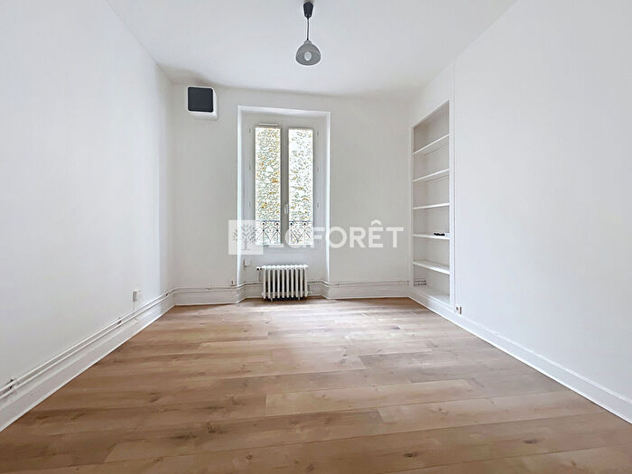 Appartement 3 pièces à Saint-Cyr-l'École, Hôtel de ville, à louer