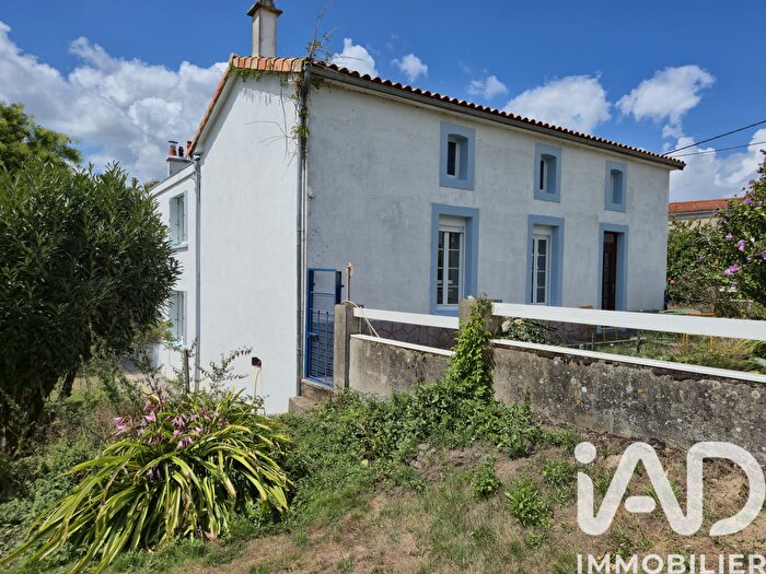 Maison à vendre - Moutiers-sous-Chantemerle - 5 pièces - 3 chambres