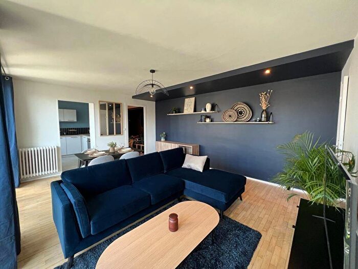 Appartement à louer - Les Genêts-Le Vinatier-Le Lessivas, Bron - 4 pièces - 1 chambre