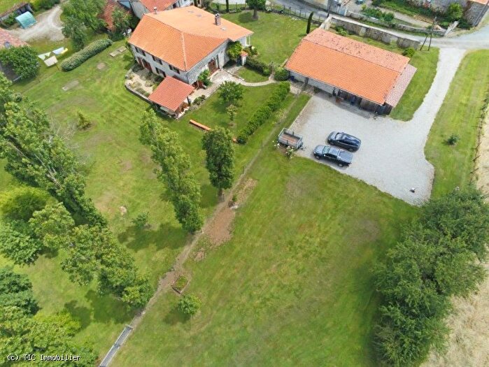 Cellefrouin : Maison 11 pièces à vendre