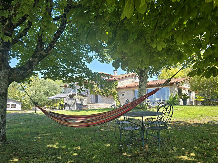 Maison à vendre - Saint-Laurent-des-Combes - 8 pièces - 4 chambres