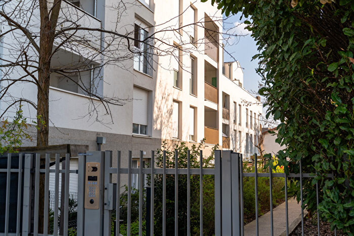 Appartement à vendre - Vénissieux, Centre-ville - 4 pièces - 3 chambres