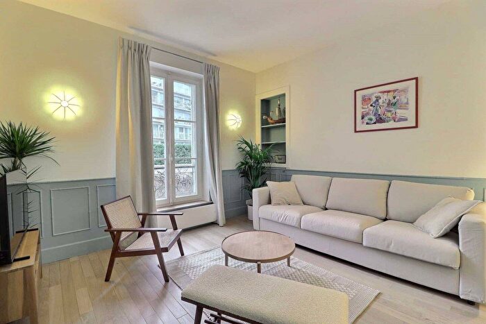 Appartement à louer - Chaillot, Paris ème arrondissement - 2 pièces - 2 chambres