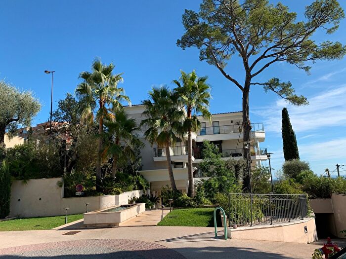 Appartement à louer - Grasse, Saint-Jacques - 2 pièces - 1 chambre