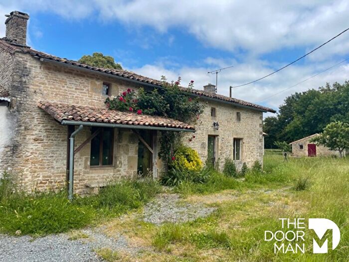 Maison à vendre - Lezay - 3 pièces - 3 chambres