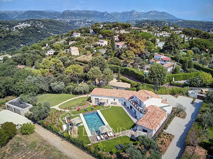 Maison à louer - Saint-Paul-de-Vence - 7 pièces - 4 chambres