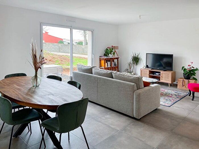 Maisons à vendre et appartements à louer - 1