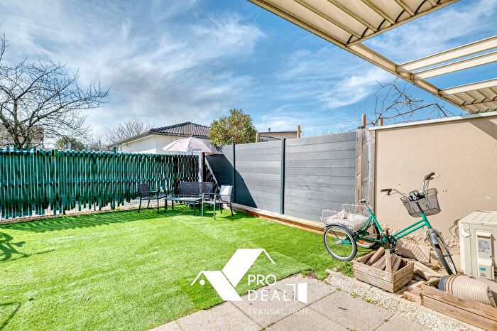 Maison à vendre - Chassieu - 4 pièces - 3 chambres