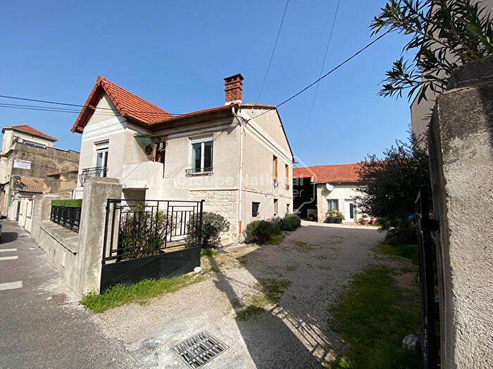 Maison à vendre - Châteaurenard, Centre-ville - 9 pièces - 6 chambres
