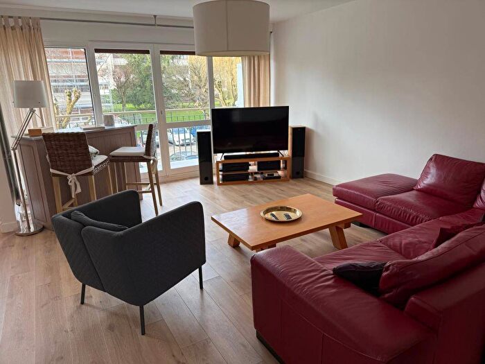 Appartement à louer - Le Village, Noisy-le-Roi - 5 pièces - 3 chambres