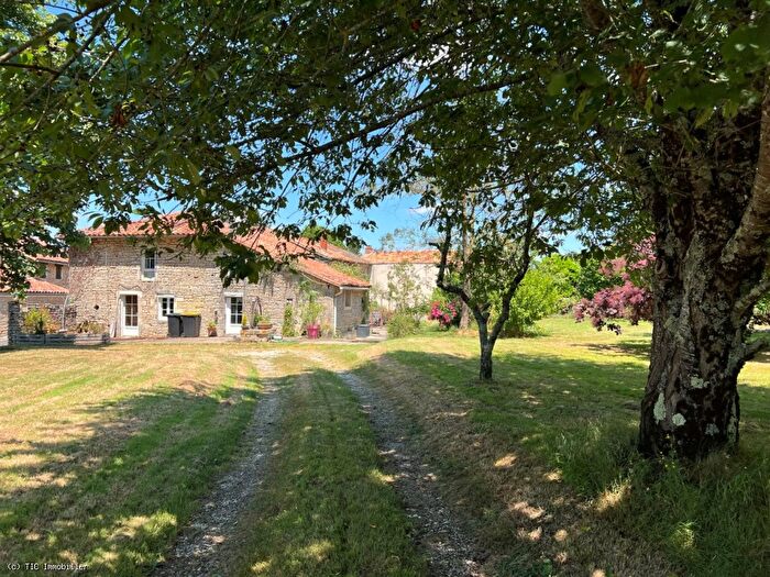 Maison à vendre - Nanteuil-en-Vallée - 7 pièces - 5 chambres