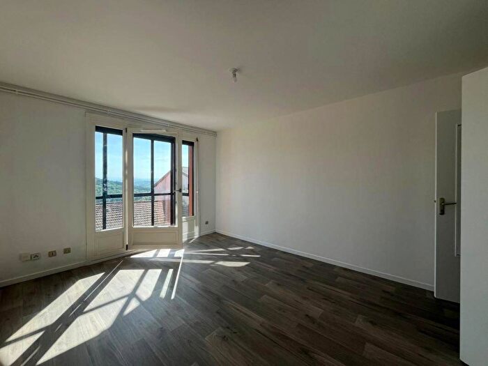 Thizy-les-Bourgs : Appartement 4 pièces à louer