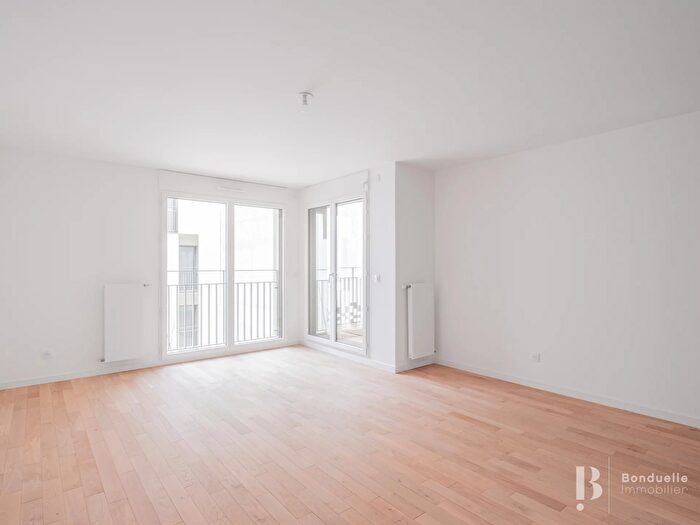 Appartement à louer - Courbevoie, Marceau République - 4 pièces - 3 chambres